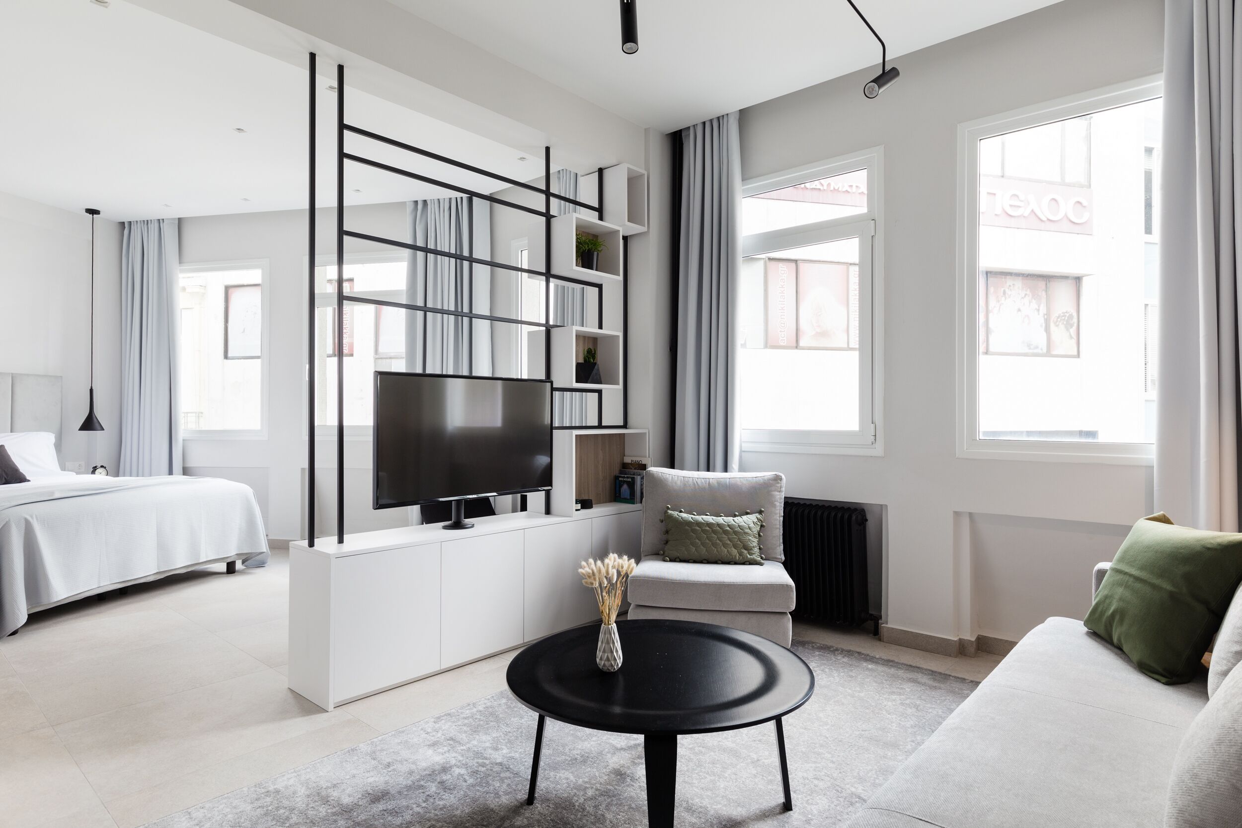 Apartamento, 1 quarto (A) | Área de estar | Smart TV 43 polegadas com canais via satélite, TV, Netflix