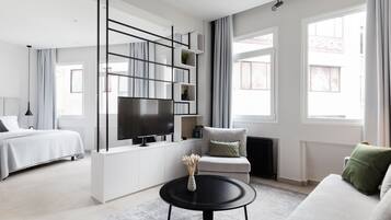 Apartamento, 1 quarto (A) | Área de estar | Smart TV 43 polegadas com canais via satélite, TV, Netflix