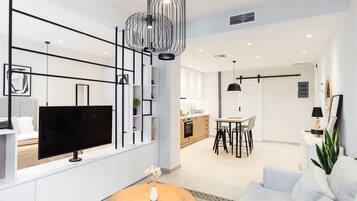 Apartamento, 1 quarto (B) | Área de estar | Smart TV 43 polegadas com canais via satélite, TV, Netflix