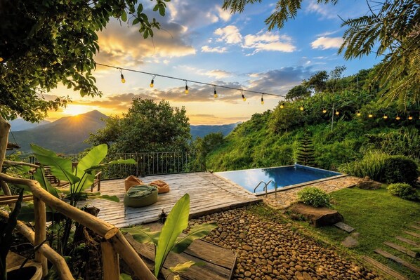 Piscina externa, funciona das 6h às 22h, espreguiçadeiras