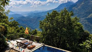 Piscina externa, funciona das 6h às 22h, espreguiçadeiras
