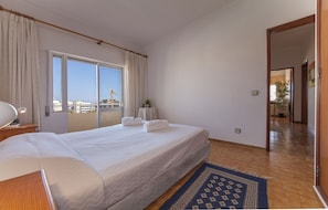 Apartamento, 2 quartos, sacada | 2 quartos, berços (sobretaxa), Wi-Fi de cortesia, roupa de cama