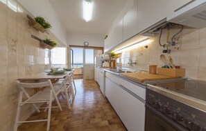 Apartamento, 2 quartos, sacada | Cozinha privada | Geladeira, micro-ondas, fogão, cooktop