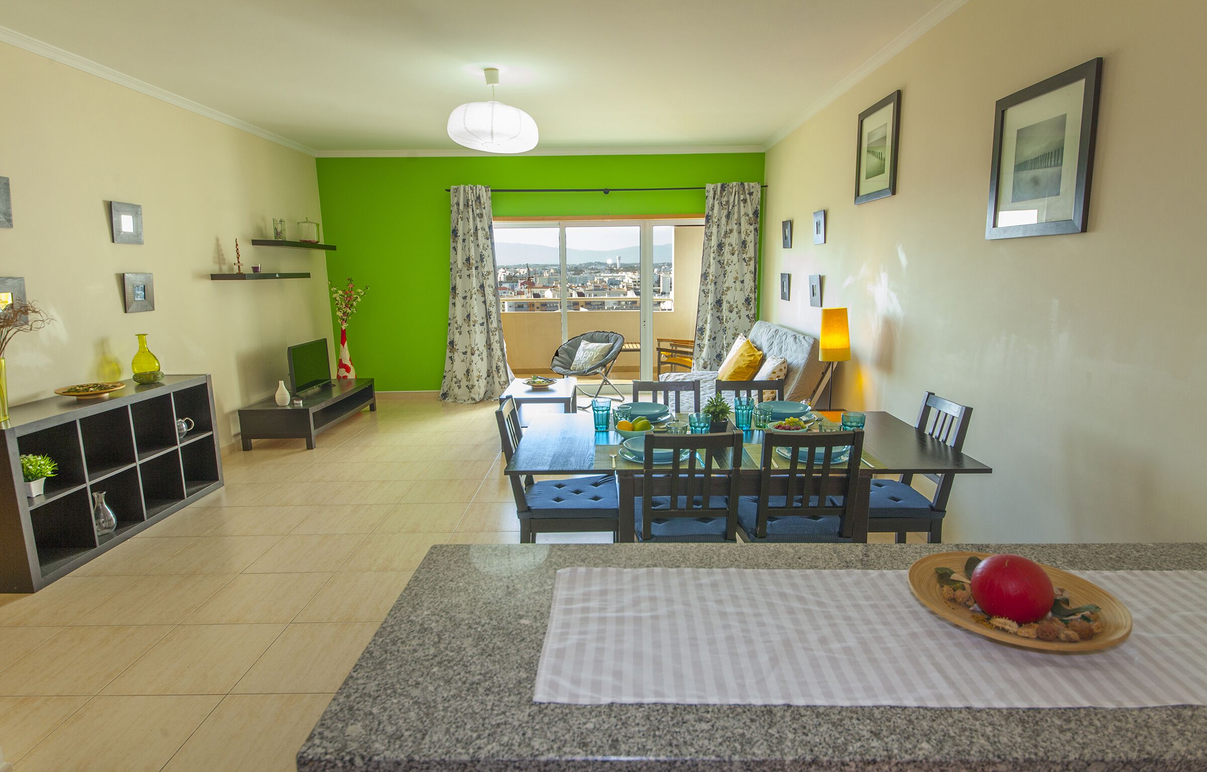 Apartamento, 2 quartos, varanda | Sala | TV de ecrã plano 