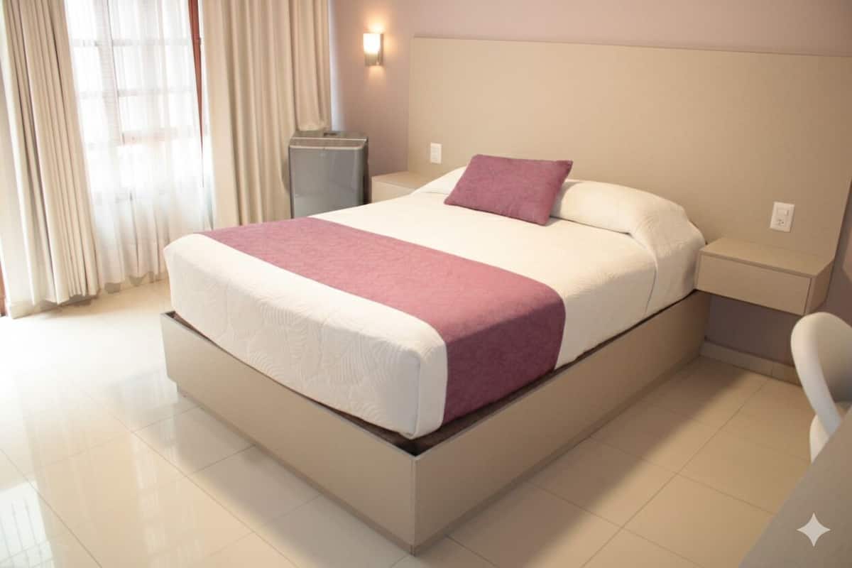 Quarto empresarial | Cofres nos quartos, escrivaninha, ferros/tábuas de passar roupa