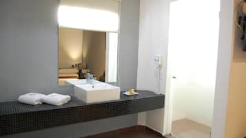 Chuveiro, toalhas de banho, sabonete, shampoo