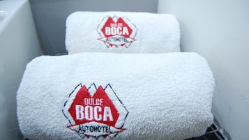 Chuveiro, toalhas de banho, sabonete, shampoo