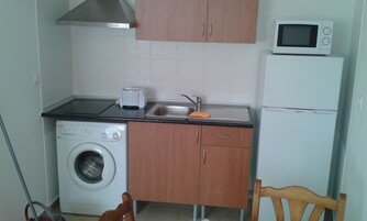 Apartamento Deluxe, 1 quarto, vista para a piscina | Cozinha privada | Um frigorífico, um micro-ondas, uma placa de cozinha, uma torradeira