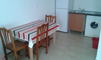 Apartamento Design, 1 quarto, vista para a piscina | Cozinha privada | Um frigorífico, um micro-ondas, uma placa de cozinha, uma torradeira 