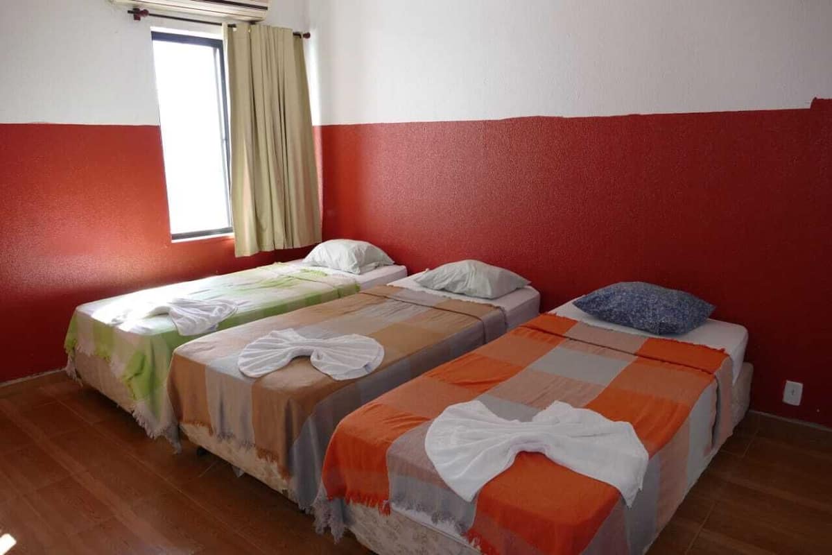 Quarto triplo básico | Frigobar, espaço de trabalho para notebook, Wi-Fi de cortesia