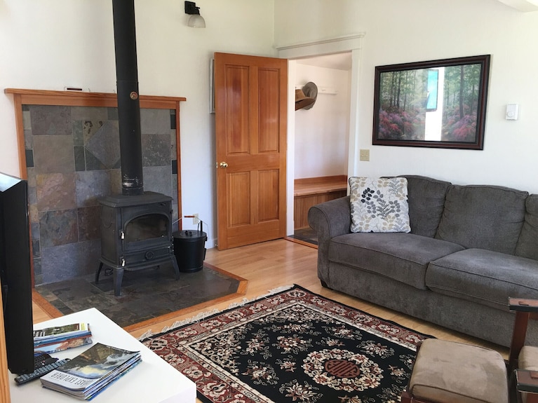 Intimate, Romantic Cottage- Hot Tub-woodstove-easy Walk To Town! - Oregon