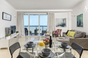 Apartamento, varanda, vista para o mar | Refeições no quarto