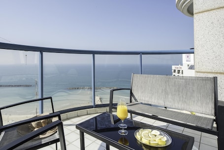 Apartamento, 2 quartos, em frente Ć praia | Vista da varanda. Luxurious 90sqm 2BR Beach Front