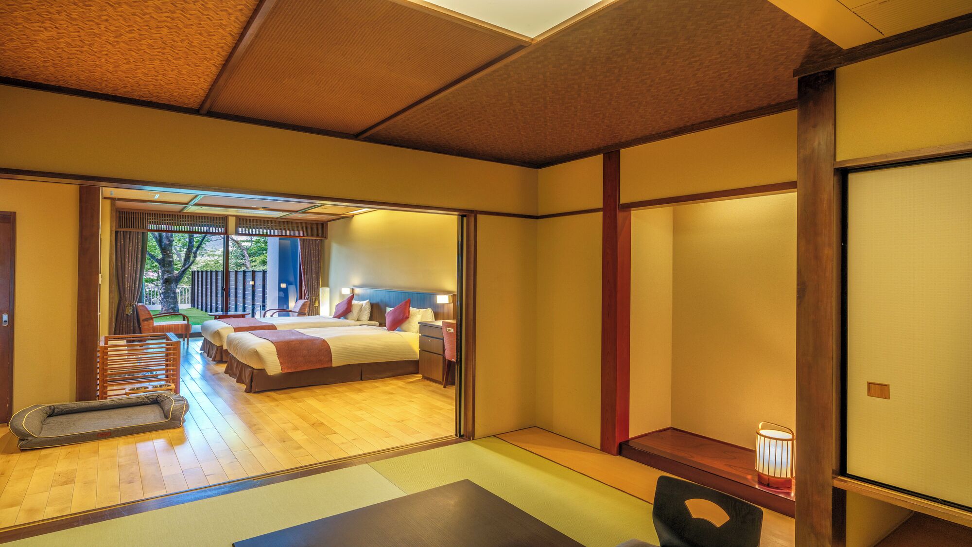 Quarto Quádruplo Deluxe, não fumadores (PetRoom Deluxe Suite dogpark&blowbath) | Cofre no quarto, secretária, Wi-fi grátis, roupa de cama fornecida 
