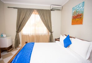 Quarto Duplo Deluxe | Secretária, secretária adequada para computadores portáteis 