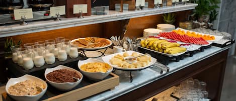 Pequeno-almoço tipo buffet diário (400000 VND por pessoa)