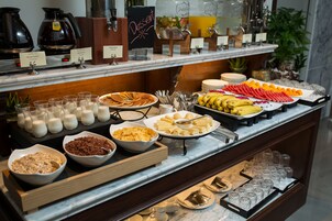 Pequeno-almoço tipo buffet diário mediante uma taxa 
