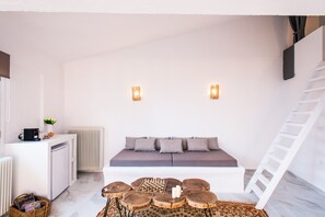 Suíte estúdio clássica (Ethra) | Área de estar | TV de tela plana, Netflix, serviços de streaming