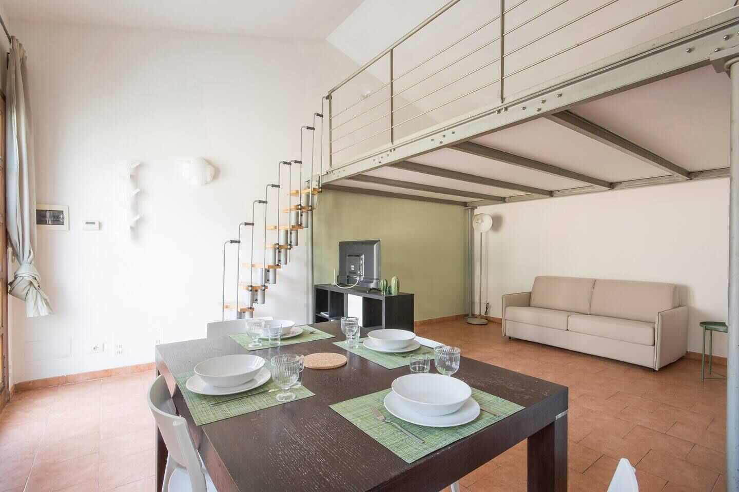 Apartamento, 1 quarto | Sala | Televisor 