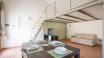 Apartamento, 1 quarto | Sala | Televisor