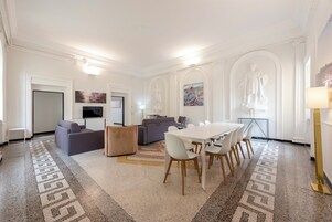Apartamento (3 Bedrooms) | Sala de estar | Televisor 