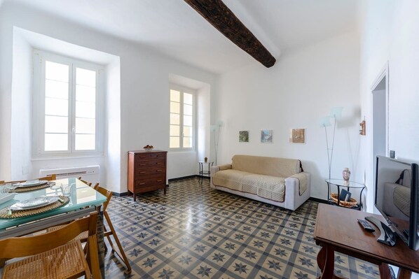 Apartamento (1 Bedroom) | Sala de estar | TV