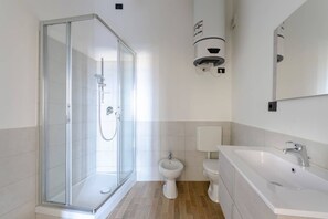 Apartamento (1 Bedroom) | Banheiro | Chuveiro, chuveiro com efeito de chuva, secador de cabelo, bidê