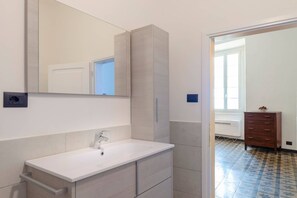 Apartamento (1 Bedroom) | 1 quarto, escrivaninha, ferros/tábuas de passar roupa, Wi-Fi de cortesia