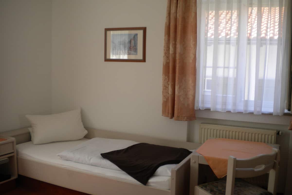 Quarto Individual | Quartos insonorizados, roupa de cama fornecida