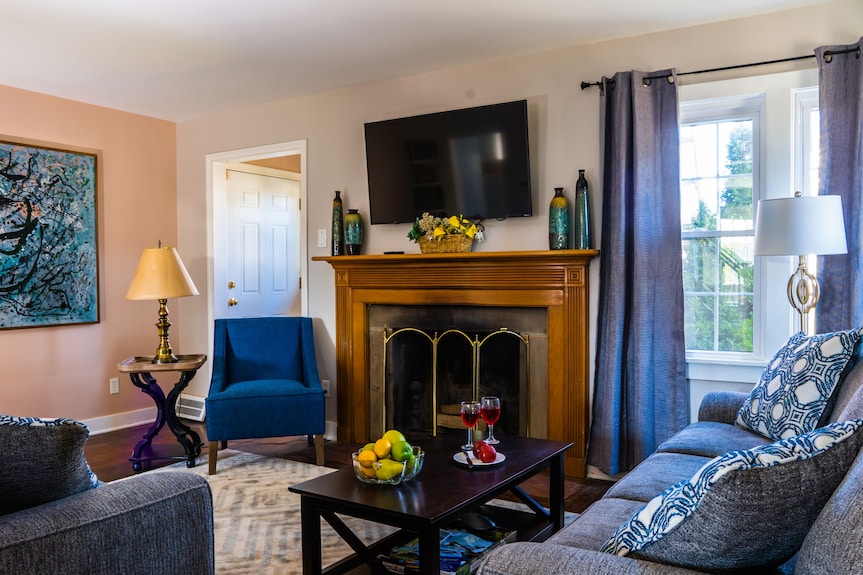 East Orchard - One Block From The River - Niagara Falls, NY