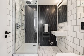 Suite de Luxo, 2 quartos, terraço | Casa de banho | Um chuveiro fixo, artigos de higiene pessoal grátis 