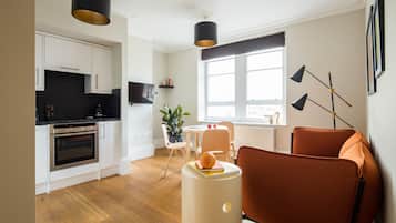 Suite Deluxe, 1 quarto | Sala de estar | Televisor de ecrã plano de 32 polegadas com canais digitais, televisor