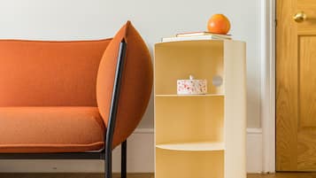 Suite Deluxe, 1 quarto | Sala de estar | Televisor de ecrã plano de 32 polegadas com canais digitais, televisor