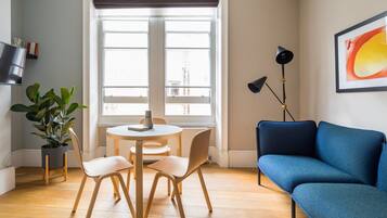 Suite Deluxe, 1 quarto | Sala de estar | Televisor de ecrã plano de 32 polegadas com canais digitais, televisor