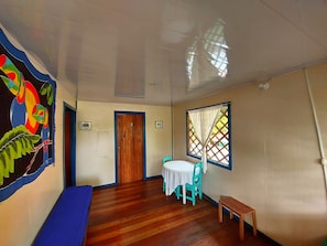 Quarto Básico, 2 camas individuais, casa de banho partilhada | Sala de estar