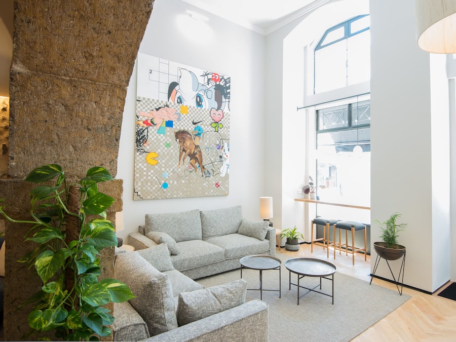 Área de estar no saguão