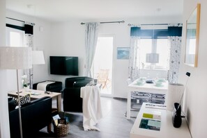 Casa Comfort, 2 quartos | Sala de estar | Televisor 