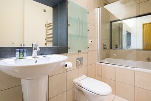 Apartamento | Casa de banho | Um secador de cabelo, toalhas fornecidas, champô 