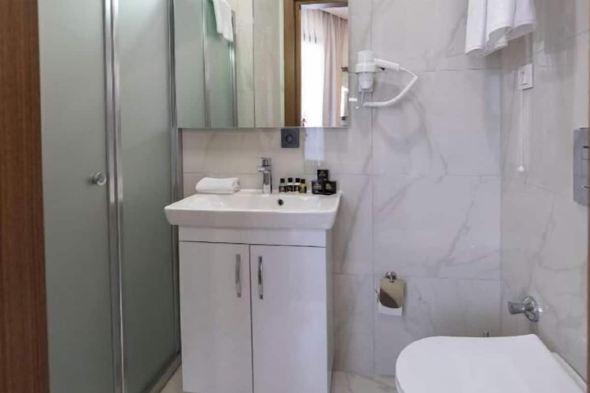 Banheiro | Chuveiro, chuveiro com efeito de chuva, secador de cabelo