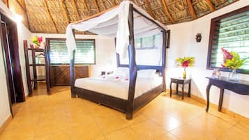 Cabana de Madeira Comfort, várias camas, terraço, vista para o jardim | Com decoração personalizada, com mobília individualizada