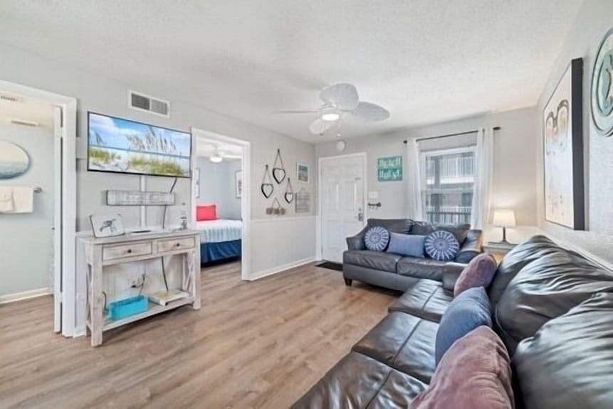 Sunrise 105 Beachside Condo. Snowbirds Welcome. Heated Pool. Nice And Clean\n - Alabama