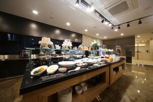 Café da manhã com buffet todos os dias (KRW 15000 por pessoa) 