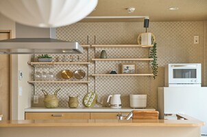 Condo família, 3 quartos (Family Suite) | Cozinha privada | Geladeira, micro-ondas, cooktop, chaleira elétrica