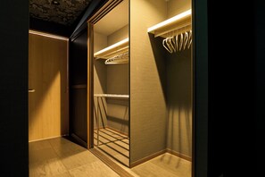 Condo família, 3 quartos (Family Suite) | 3 quartos, escrivaninha, espaço de trabalho para notebook