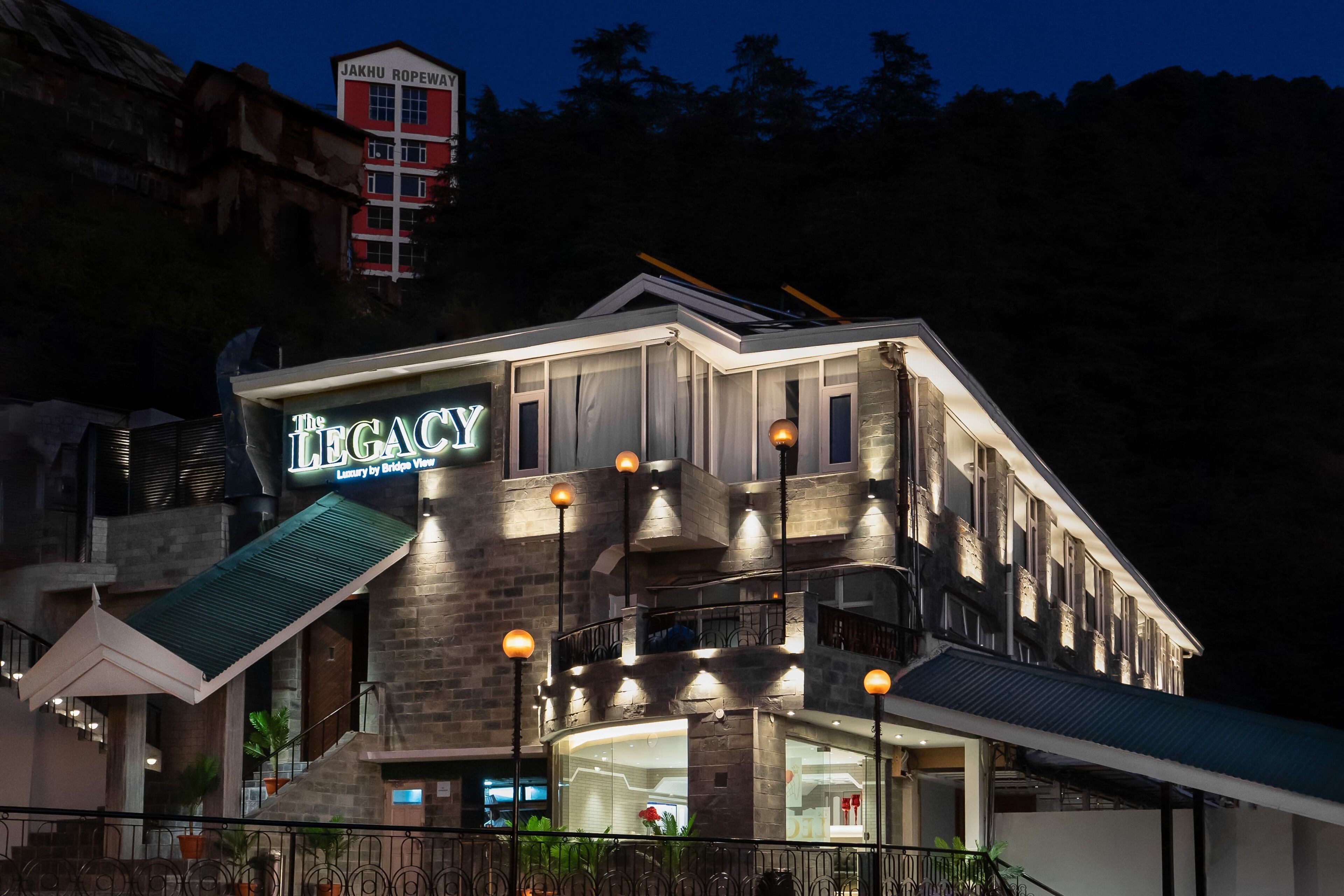 Um edifício com uma placa de destaque que diz 'The Legacy'.