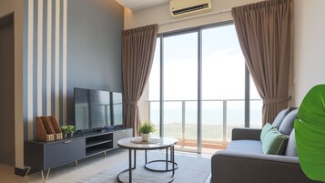 Apartamento Premium | Sala de estar | Televisor de ecrã plano de 50 polegadas com canais digitais, televisor 