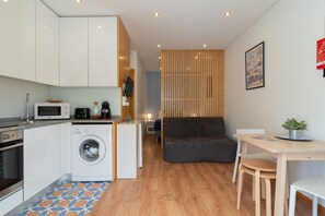 Exclusive House,1 Bedroom,Terrace, Pool Access | Sala de estar | Televisor LED de 24 polegadas com canais por cabo, televisor 