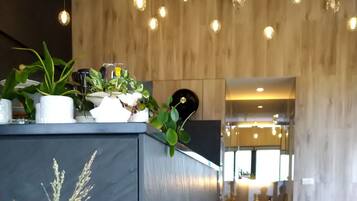 Café da manhã com pratos da culinária local grátis todos os dias