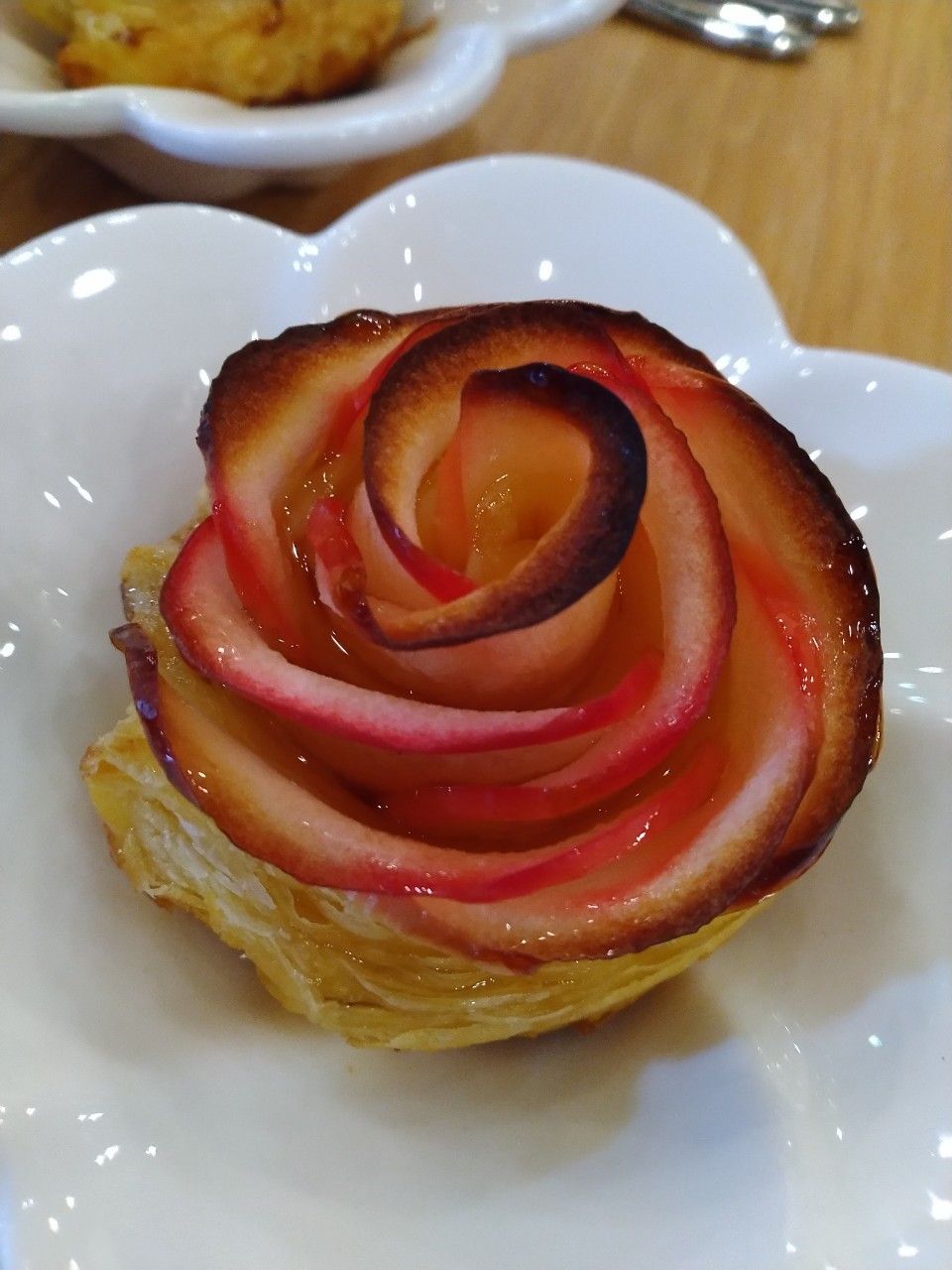 Uma sobremesa em um prato branco com borda ondulada.