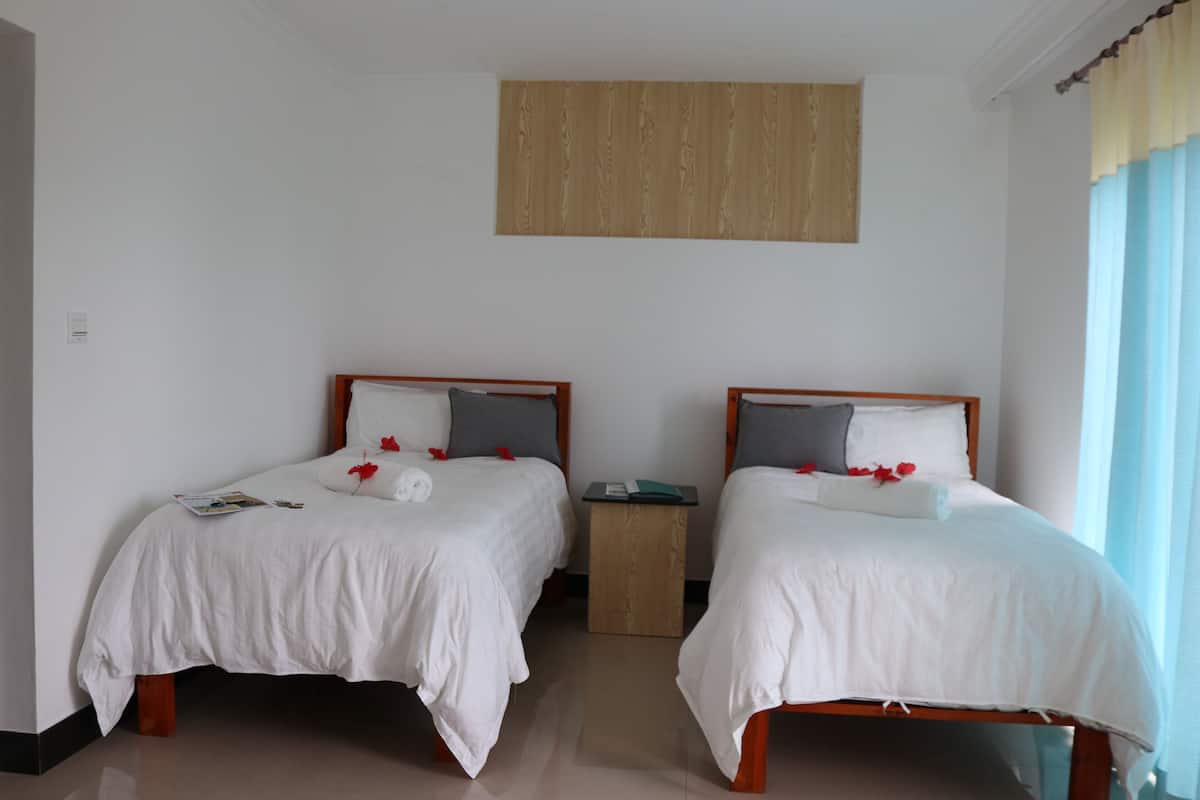 Quarto Twin Standard, 2 camas individuais, vista para a piscina, no rés do chão | 9 quartos, roupa hipoalergénica, cofre no quarto, quartos insonorizados